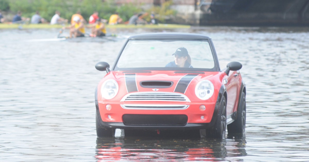 Mini Cooper ger sig ut i vattnet | Vi Bilägare