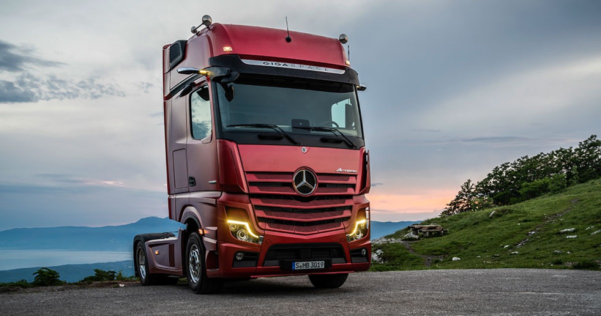 Mercedes lastbil saknar speglar | Vi Bilägare