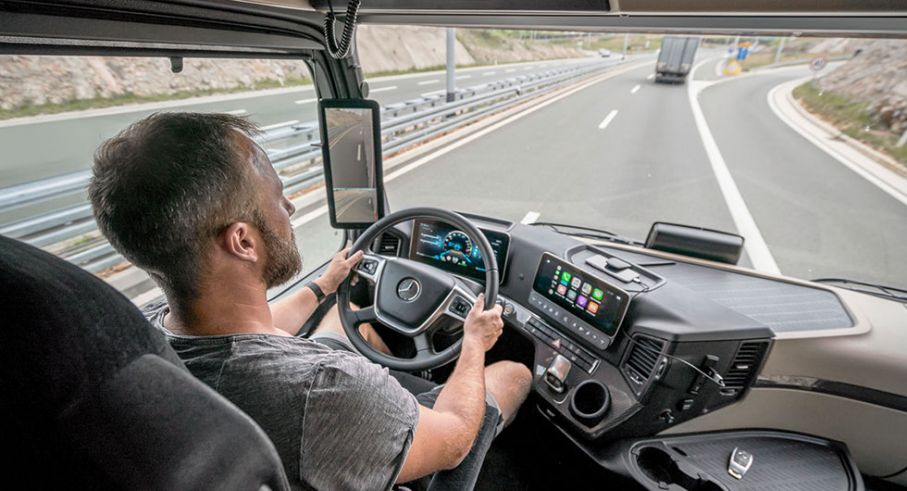 Mercedes lastbil saknar speglar | Vi Bilägare